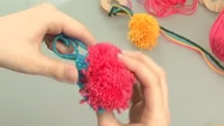 Fabriquer un pompon en laine en quelques étapes