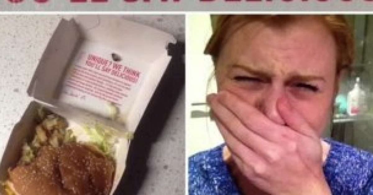 Elle découvre une chose horrible en mangeant son Big Mac. Beurk Elle découvre une chose horrible en mangeant son Big Mac. Beurk