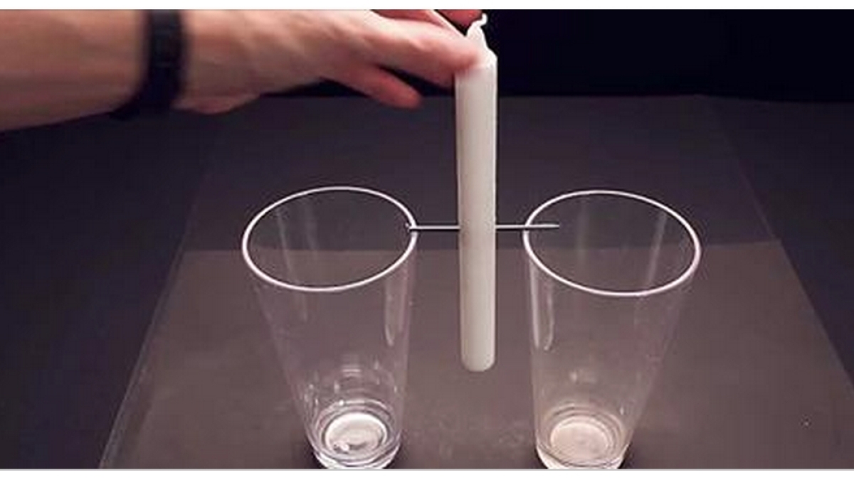 Ce qu'il se passe quand il allume cette chandelle placée entre deux ...