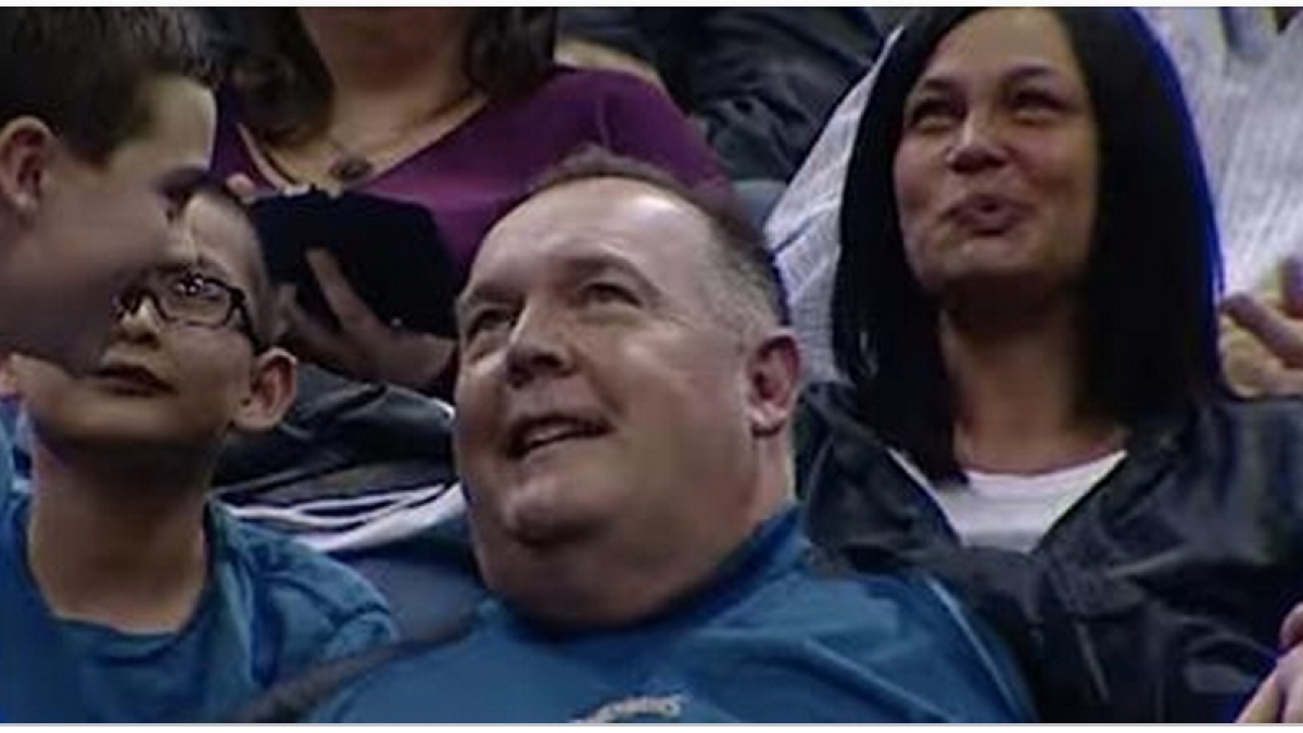 Toute la foule est en délire en voyant ce que ce papa fait quand la ...