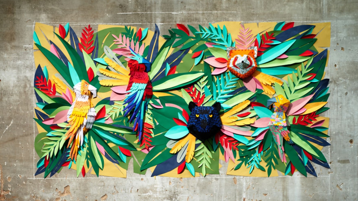 Une fresque richement colorée et composée de milliers d'éléments en papier
