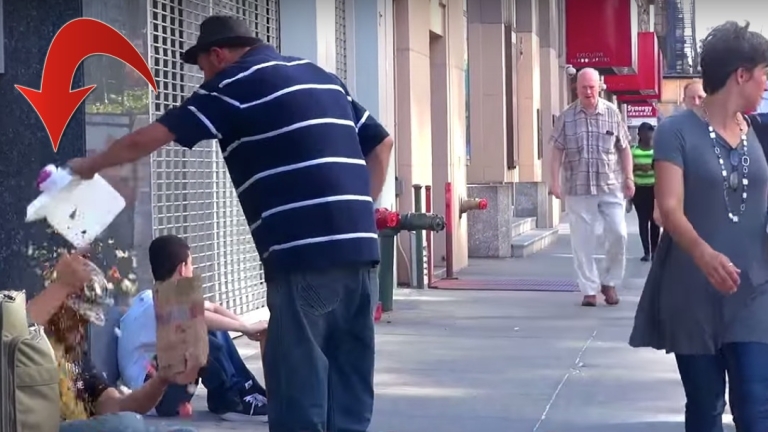 Ce pauvre sdf ramasse de la nourriture en plein visage ! Sa réaction m ...
