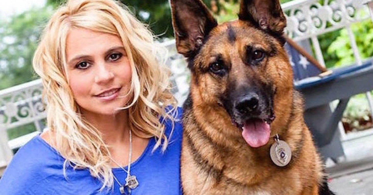Elle Pose Sur Une Photo Avec Son Chien Mais Attendez De Voir Ce Quelle