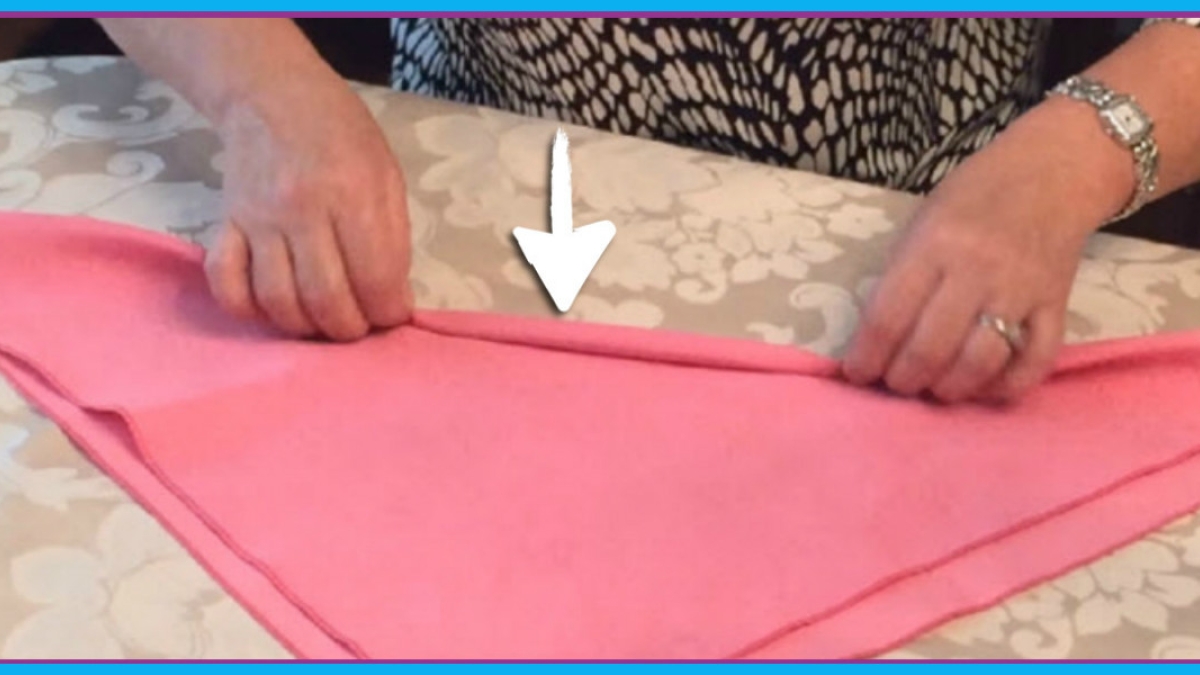 Elle commence par rouler une serviette de table et en crée une ...